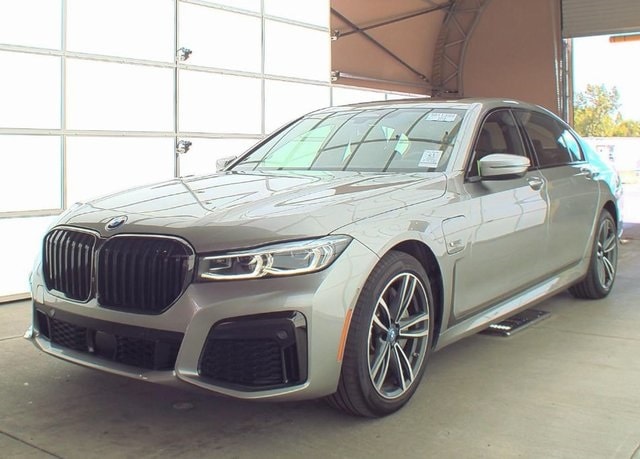 Top Reasons to Buy the 2022 BMW 745e xDrive at the Electric Car Corner