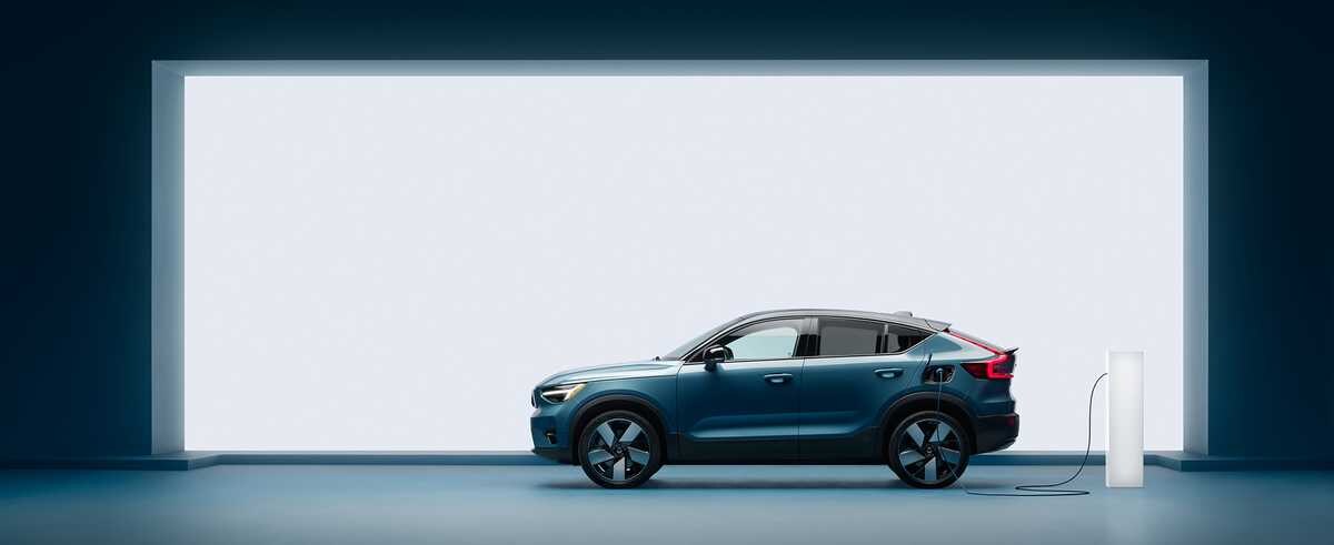 2023 Volvo C40 Recharge vs. 2023 Land Rover Range Rover Sport ...