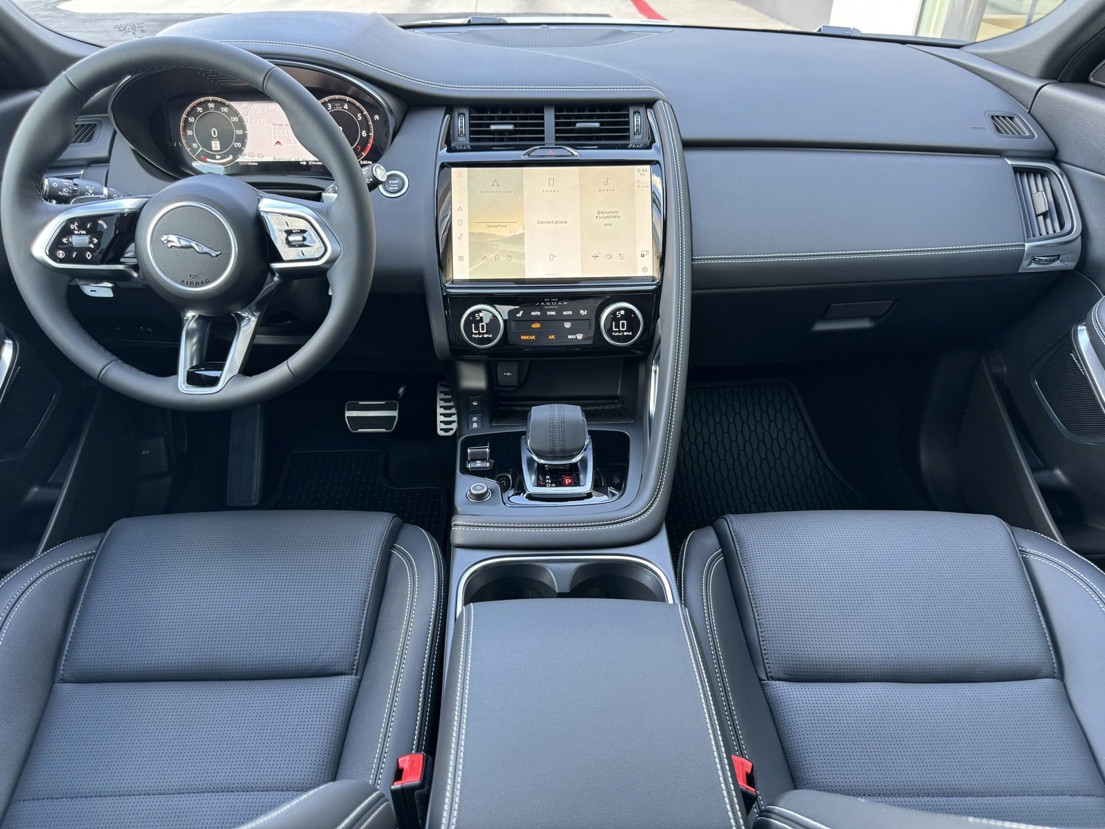 Jaguar e pace inside store