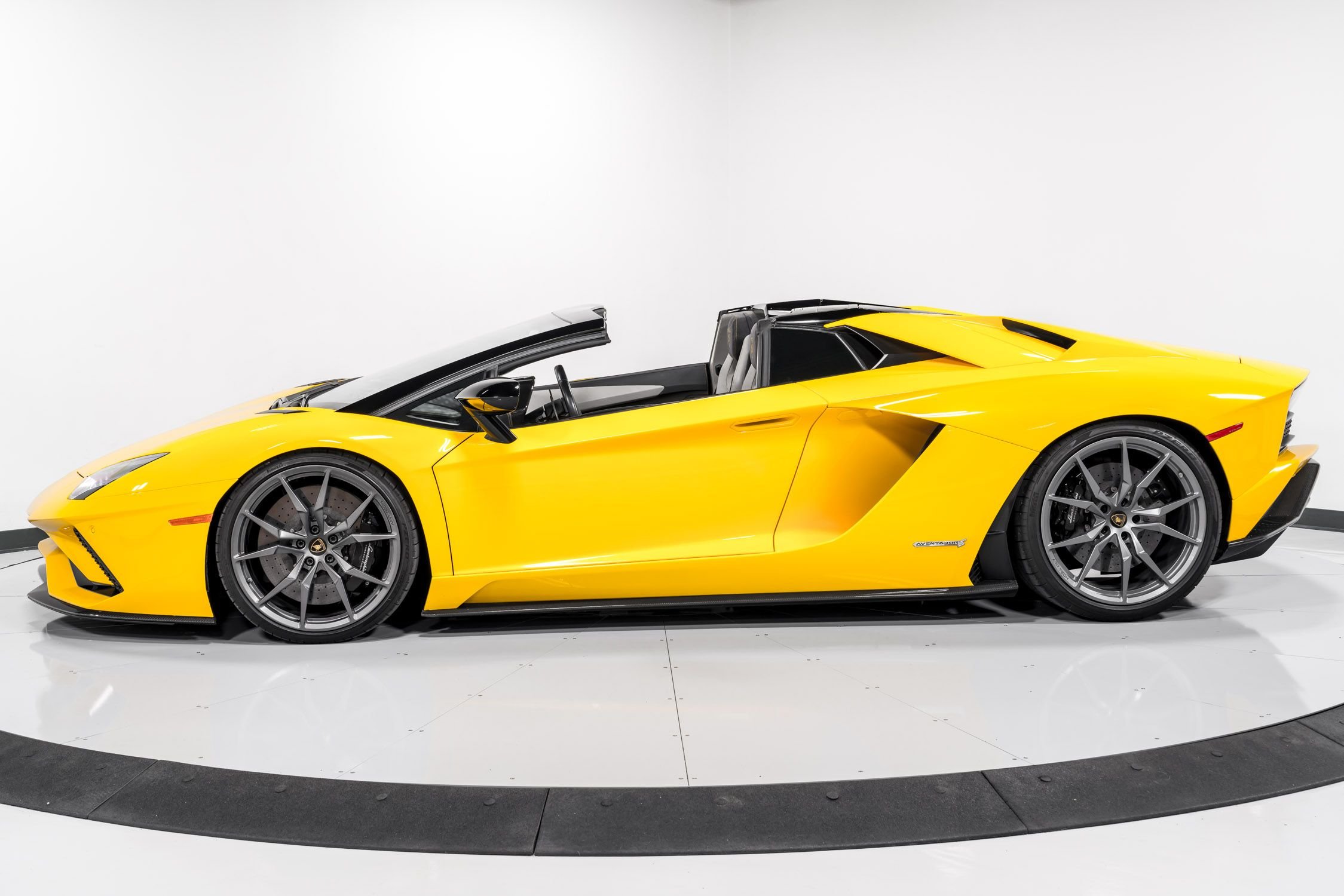Lamborghini Aventador Roadster Yellow