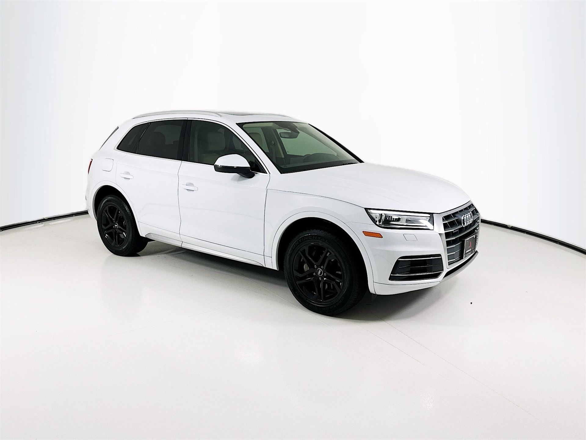 Audi Q5 White With Black Rims