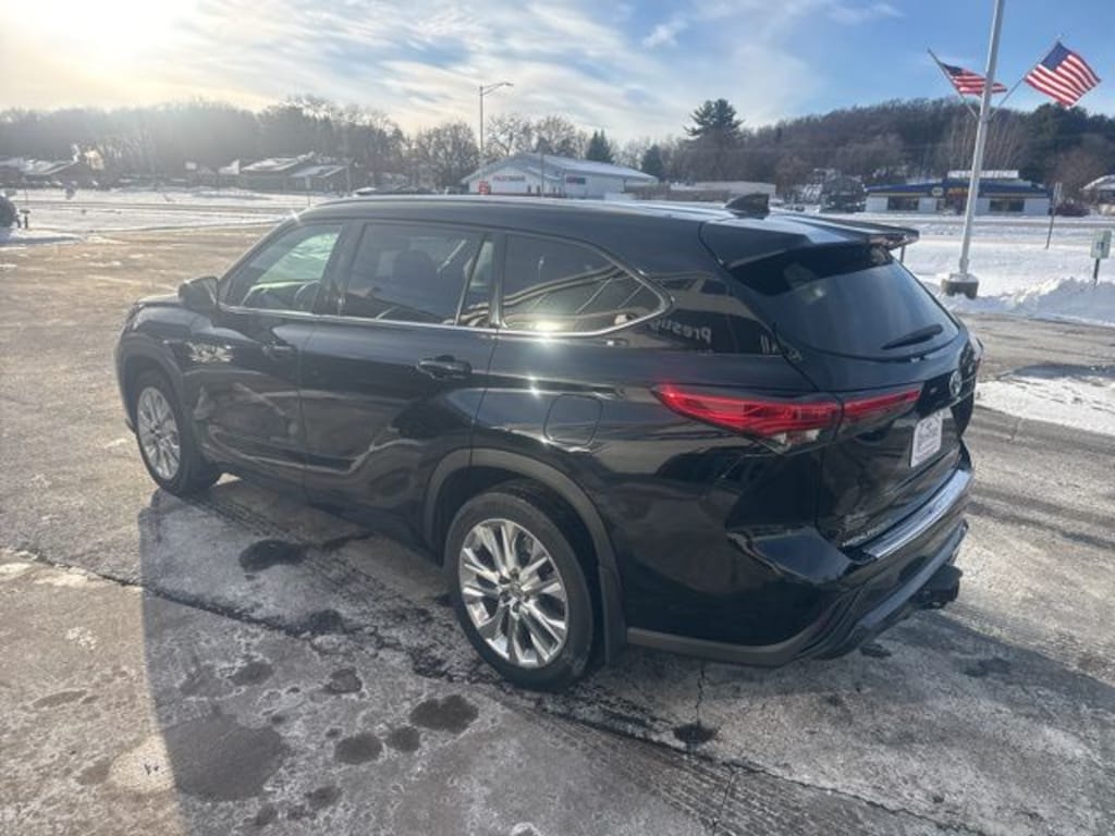 Used 2020 Toyota Highlander Hybrid for sale in Eau Claire, WI | Near La ...