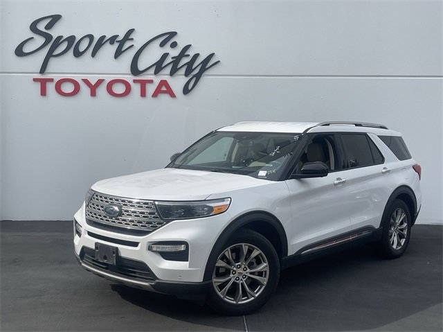 White Ford Explorer Limited 2022