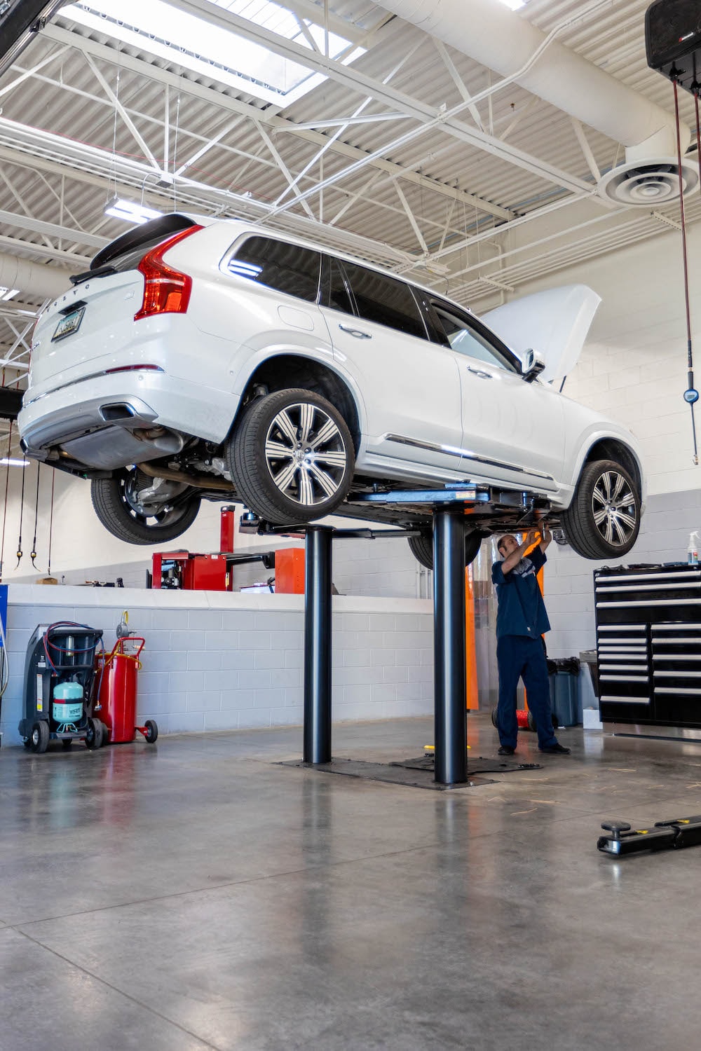 Volvo mechanic near me store